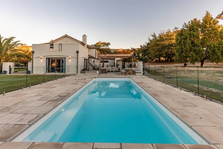 Indulge In Luxury: Views, Pool & Private Oasis - Blenheim