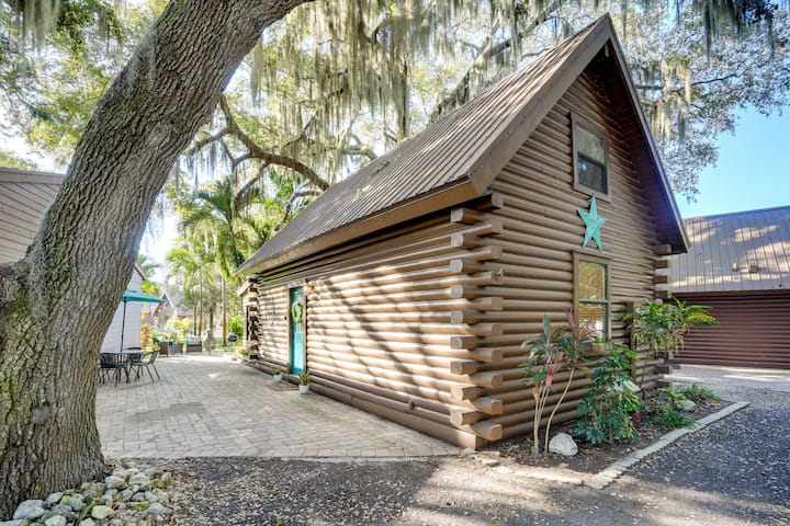 Lake Okeechobee Dockside Cabin W/ Pool Access - The Bahamas