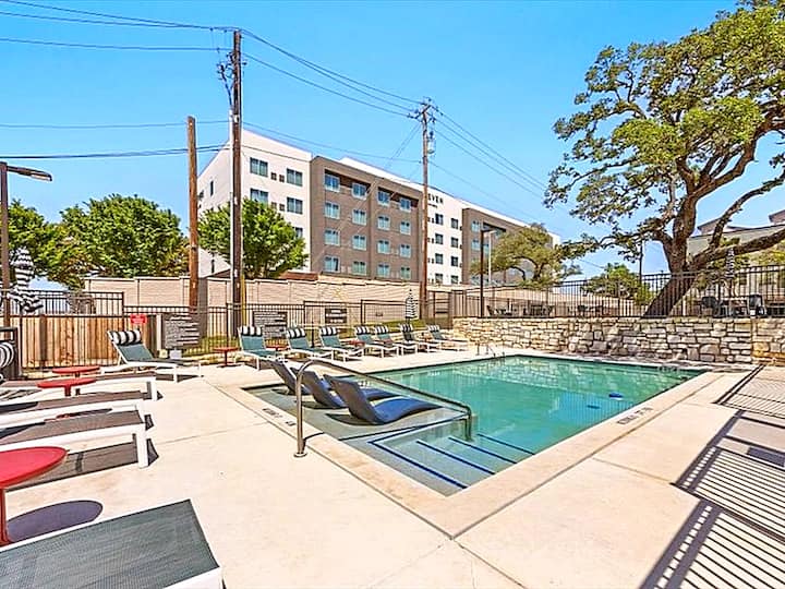 Sunlit Austin 1br | Pool, Gym & Parking - Austin, TX
