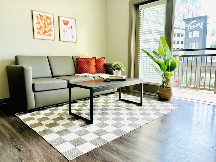 Midtown Modern Apartment + Pool & Garage Parking - Atlanta, GA