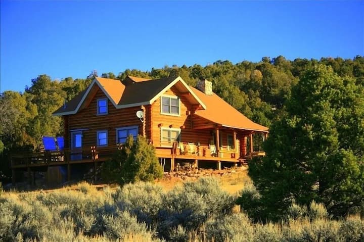 Stunning Vistas! Cabin Overlooking Moab & Arches - Moab, UT
