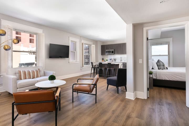 Modern Gaslamp Retreat | Central 2br | Sleeps 5! - Coronado Island, CA