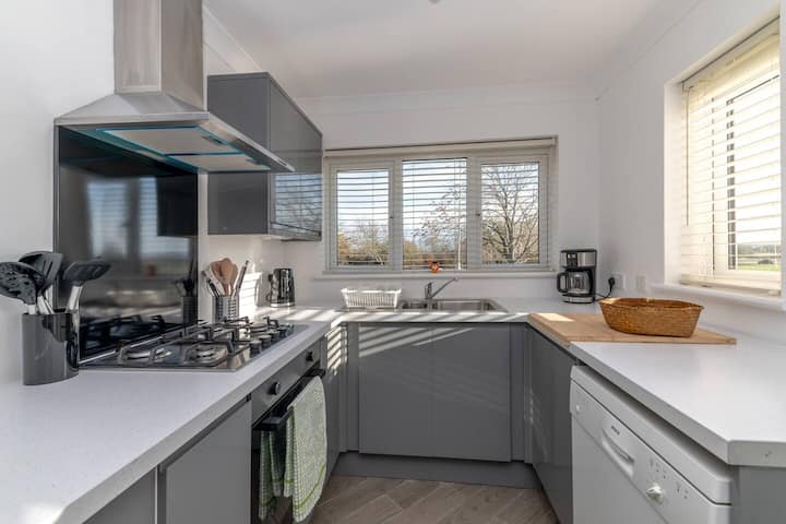 Modern 4br |Parking For 2 Vans|contractors |Fits 7 - Bedford