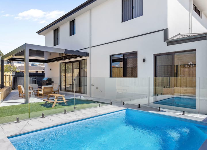 Modern Coastal Luxury • Brand New Family Home - ジューンダラップ