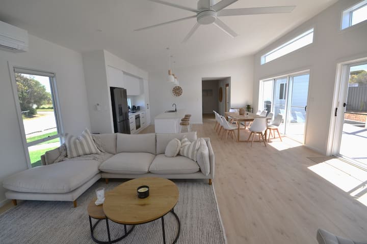 Luxury Coastal Retreat -14 Haynes Rd, Middleton - Victor Harbor