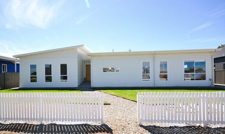 Luxury Coastal Retreat -14 Haynes Rd, Middleton - Goolwa