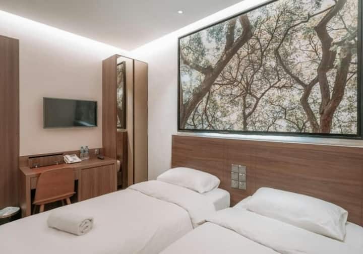 Superior Twin Room In Bugis, Retail & Food Heaven - Singapore