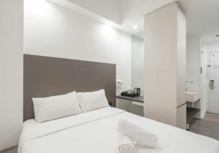 Simple Deluxe Double Room In Little India - Geylang