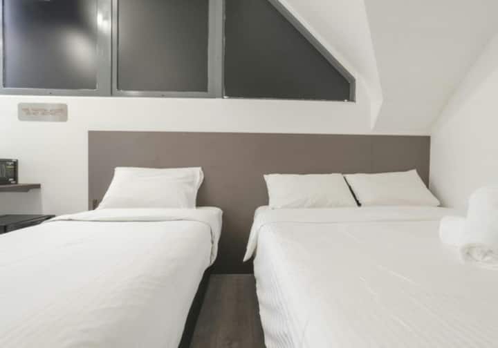 No-frills Triple Room In Lively Little India - Newton