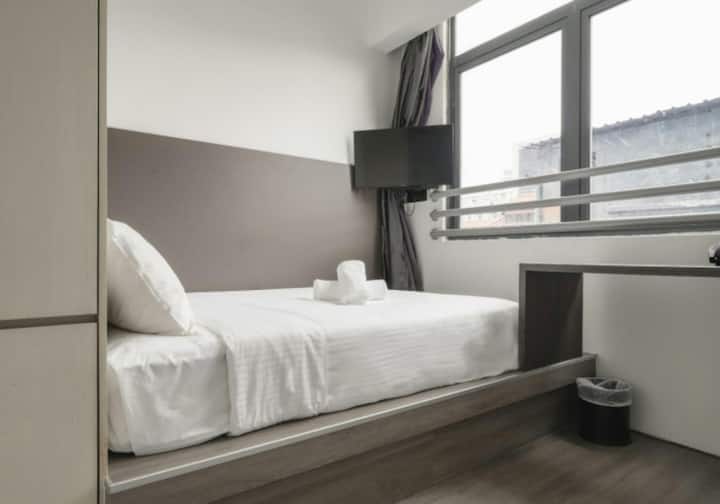 Quad Room With Window In Little India Neighborhood - Newton