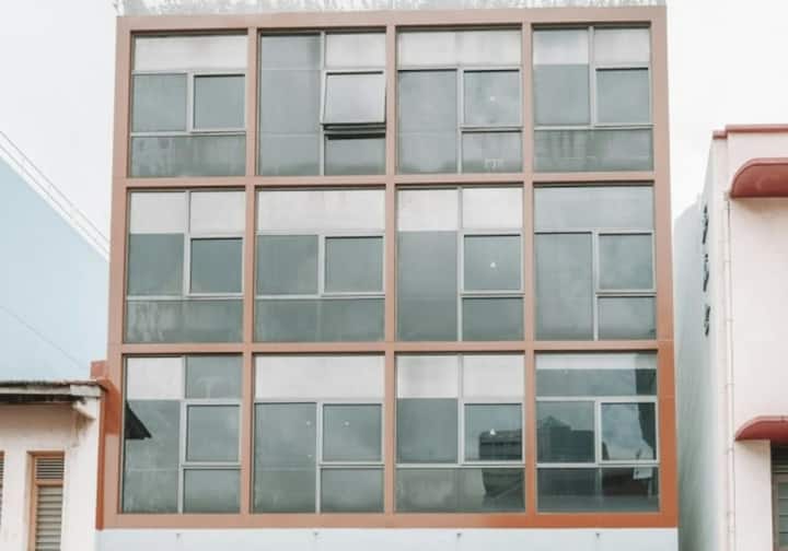 Quad Room With Window In Little India Neighborhood - Singapore