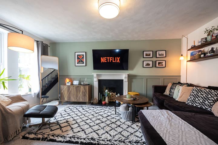 Cosy Whitefield Home | Driveway Parking - Bury