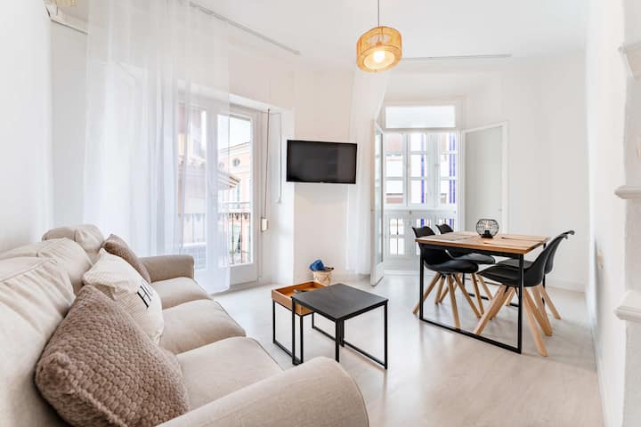 Spacious Apartment With Free Parking In The Center - Málaga