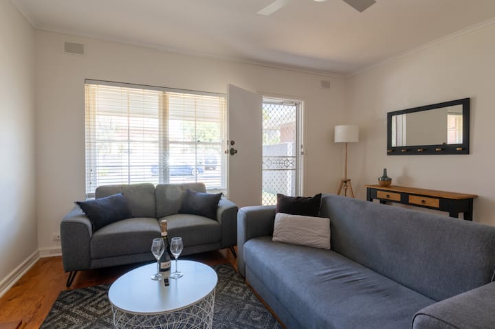 2 Min From Jetty Road! | 2br, Bbq, Study, 6 Guests - Glenelg