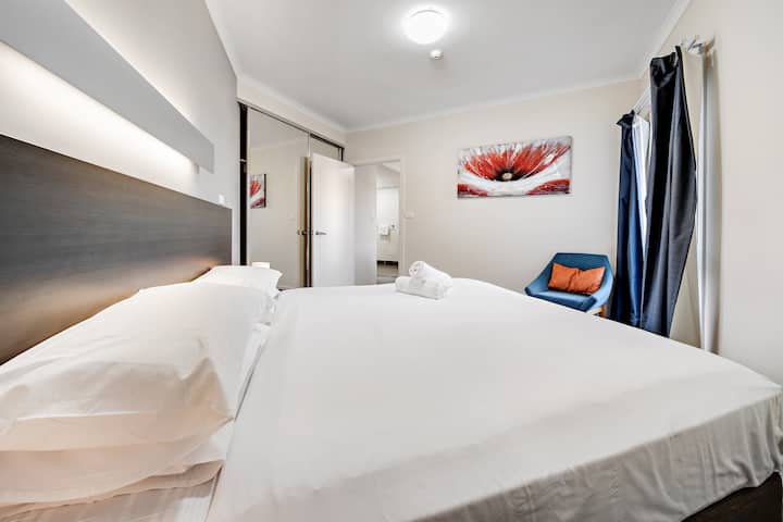 Serene Lakeside Stay With Free Parking - Canberra