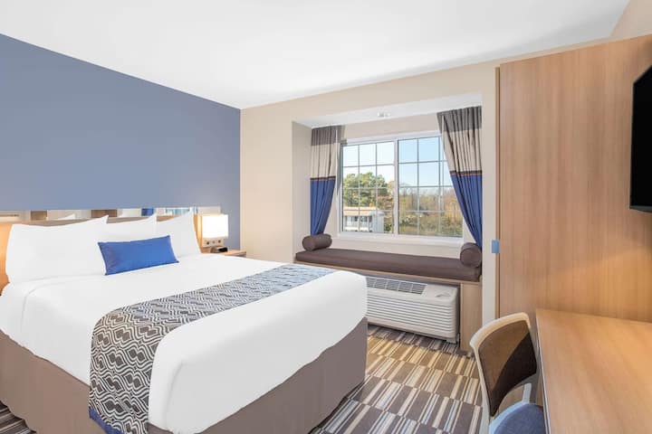 Microtel Ocean City | Queen Room | Seasonal Pool - Ocean City, MD