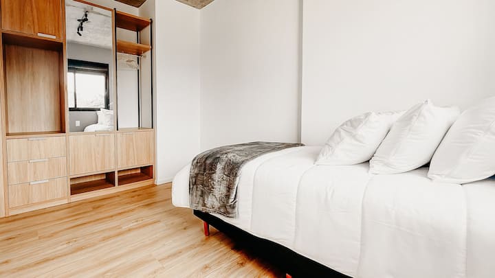 Ap Para 3 Pessoas Novinho, Próximo Ao Mercadão - Maringá