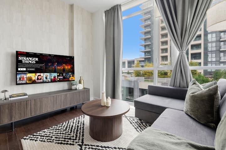Sleek Sq 1 Downtown Condo | 4 Beds + Parking - Mississauga