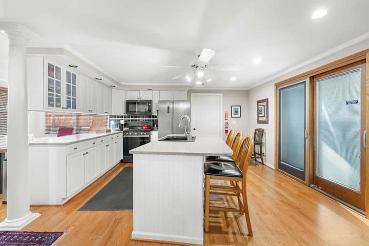 Updated Apartment On Main Street - Clarence, Ny - Akron, NY