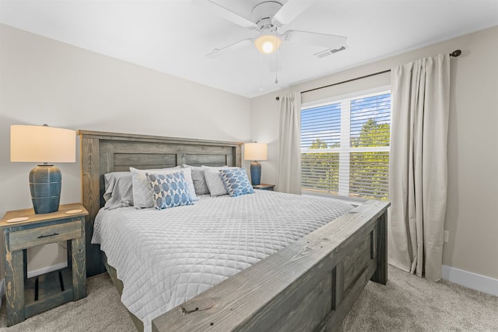 Southbank Riverfront Game Day Condo Pool & Gym - Tuscaloosa, AL