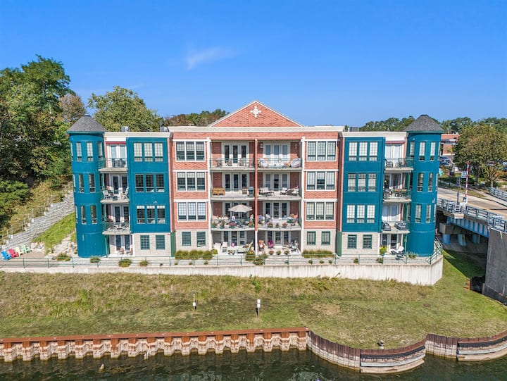 2 Bedroom Downtown Manistee Condo - Manistee, MI