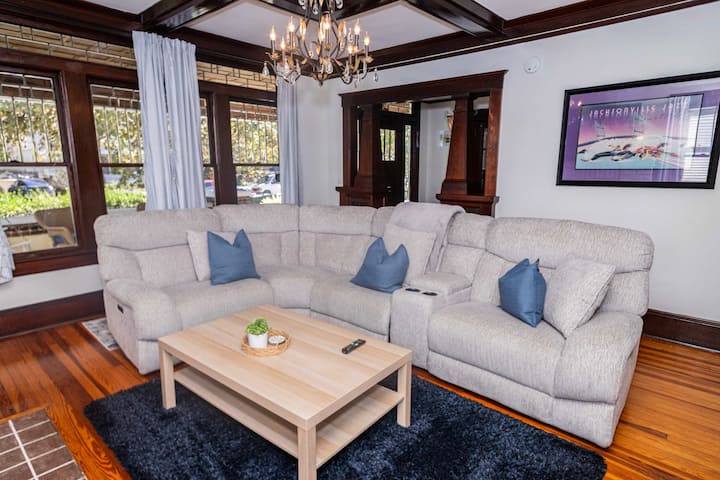 Sunny Springfield Yellow House - Jacksonville, FL