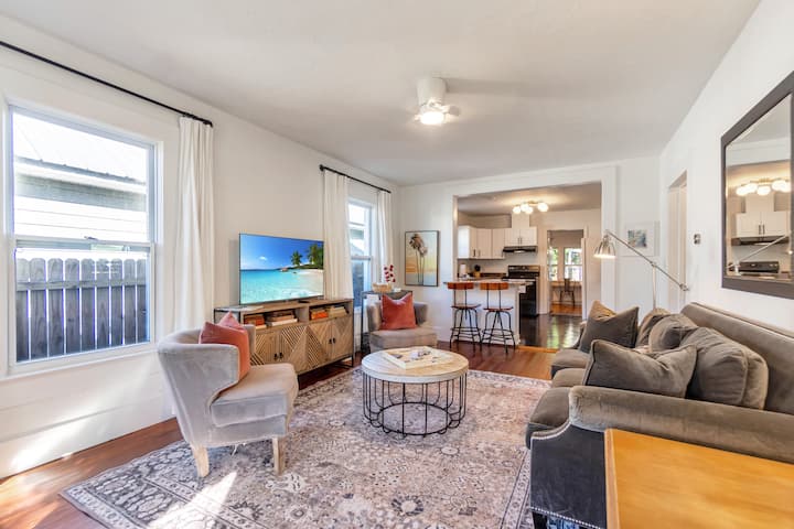 Red Door Bungalow, New Downtown Listing! - Pensacola, FL