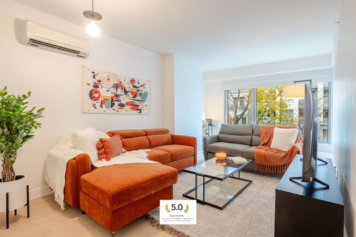 Elevated Living In Downtown | Parking Included - Montreal
