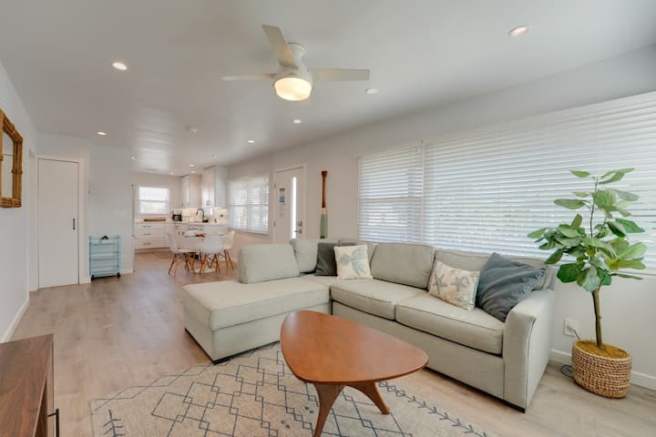 Modern Upstairs Apartment Walk To Harbor & Dining - San Diego, CA
