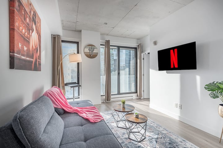 2 Queen Comfy Beds- Bright- Basilica - Montreal