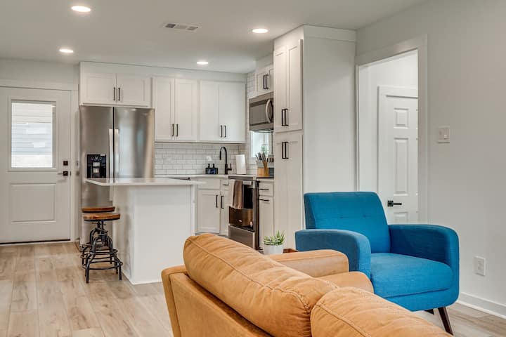 Near Historic Georgetown Square! Updated Home - Georgetown, TX