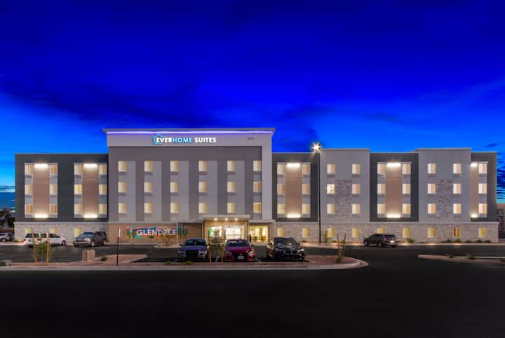 Near Stadium + Pool & Free Parking - Peoria, AZ