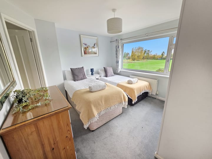 3-bedroom House | Sleeps 6 | Great Location - スウィンドン