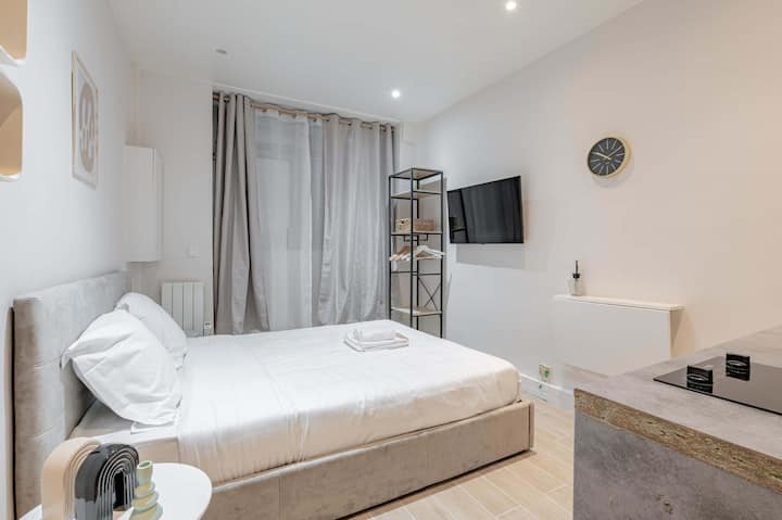 Batignolles Cute & Cosy Single Bedroom - Moulin Rouge