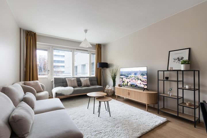 Fully Renovated 2-bedroom Apartment, Top Location - 라티