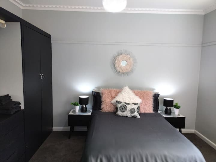 House+large Bungalow+wifi+netflix+3 Office Desk - Stawell