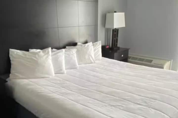 Countryside Room Steps From Heated Pool + Slide - Houghton Lake, MI