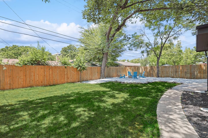 Bright Modern Home | 3br, 2ba, Fenced Backyard - Irving, TX