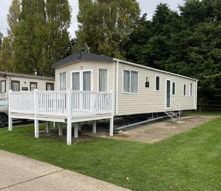 Caravan With Front Decking Ref 49080pa - Mersea Island