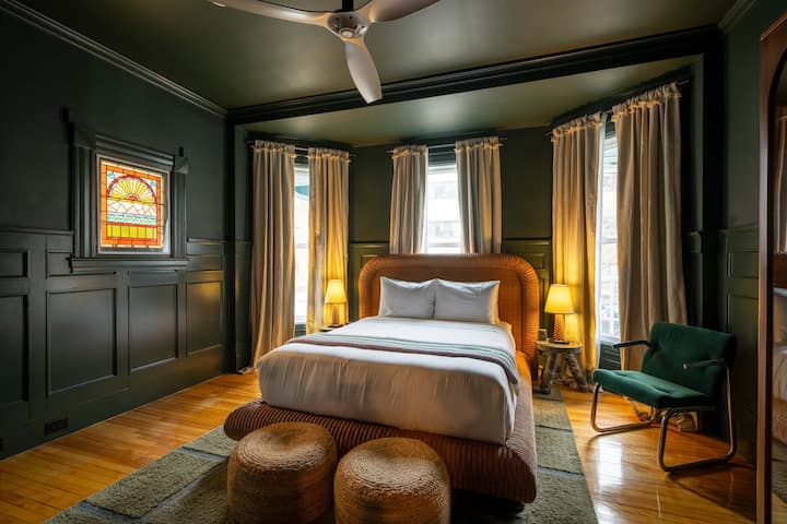 The Robert Frost - 1.4 Mi Dt - Manchester, NH