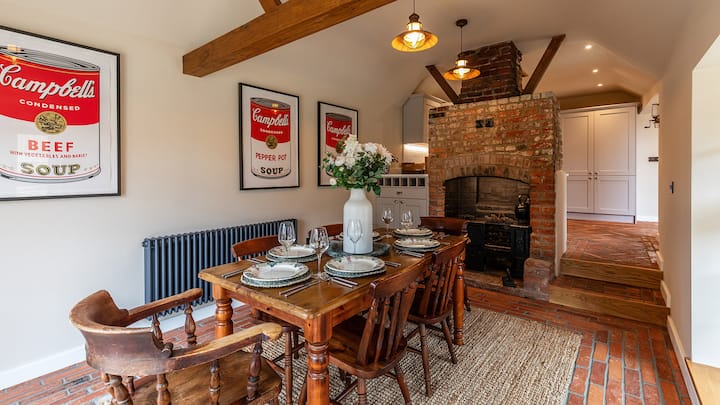 Charming Thatched Cottage In The Heart Of Ramsbury - Marlborough