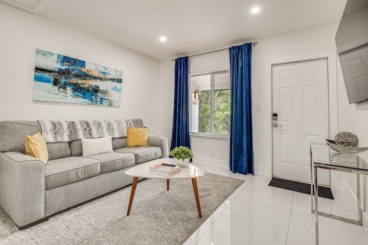 Walk To Dining & Nightlife! Chic Apt Near Las Olas - Fort Lauderdale, FL