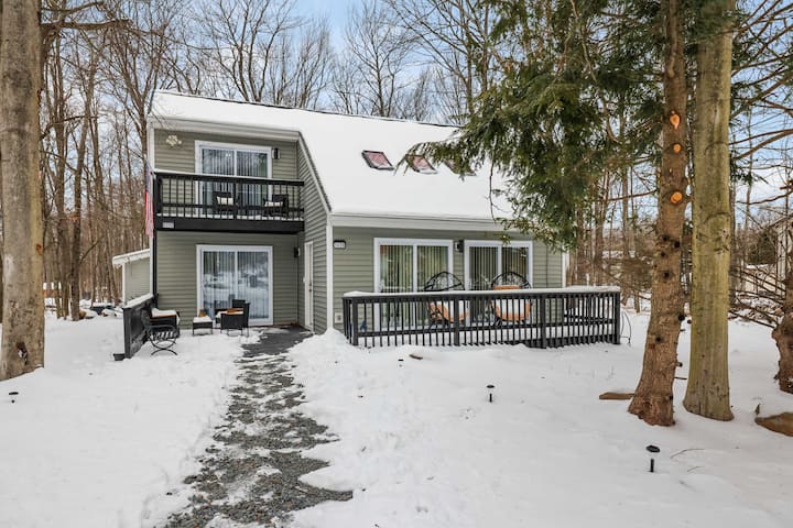 Timberline Social House | Game Room | Fire Pit - Mount Pocono, PA