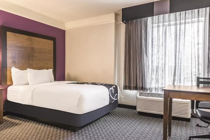 La Quinta Alexandria| King Deluxe| Free Breakfast - Alexandria, LA