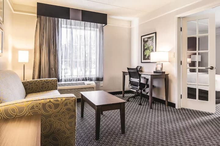 King Suite | La Quinta Alexandria | Pet-friendly - Alexandria, LA