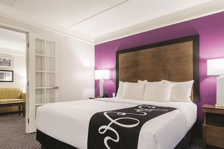 La Quinta Alexandria | King Suite | Pets Allowed - Alexandria, LA