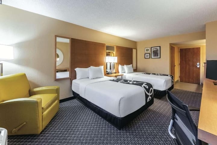 La Quinta Naples Downtown | 2dbl Beds | Beach Fun - Naples, FL