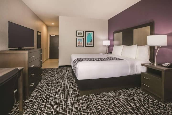 1 King Bed | Laquinta Dallas Richardson | Pool - Dallas, TX