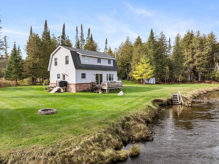 Sturgeon River Retreat: Modern Rustic Comfort - Indian River, MI