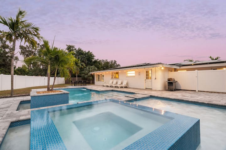 Olive Tree Oasis | 4/2 W/ Hot Tub + Heated Pool - Sarasota, FL